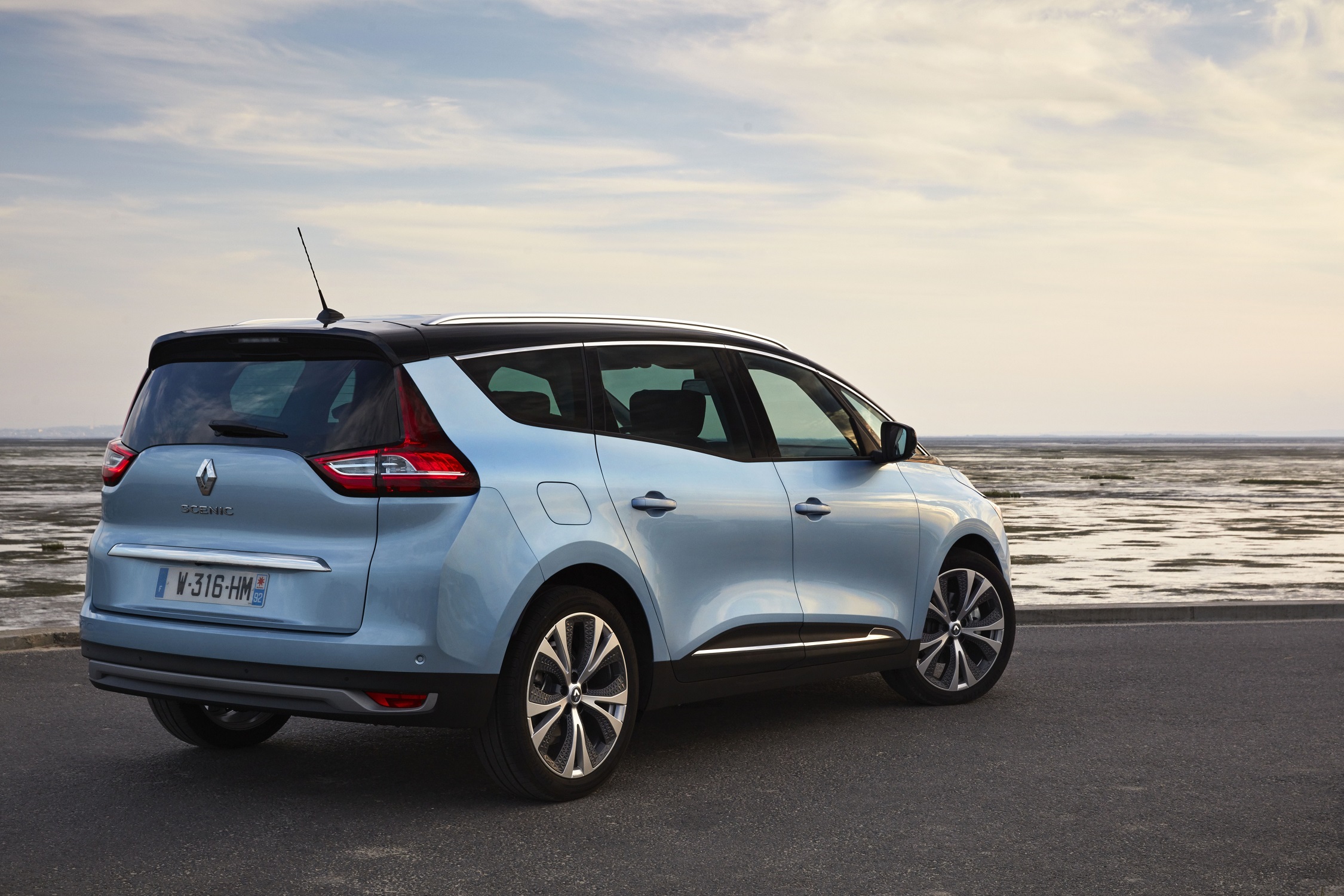 RENAULT SCENIC IV (JFA) AND GRAND SCENIC (RFA) PRESS TESTS AT ARCACHON ...